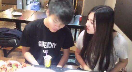 小苍mm和gogoing开直播吃龙虾 全程花式虐狗_特玩网LOL英雄联盟专区